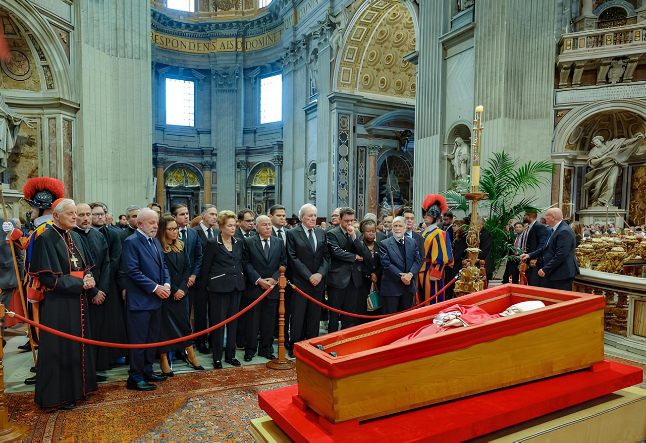 Lula, Janja, Dilma e chefes de Poder fazem visita ao túmulo do Papa Francisco